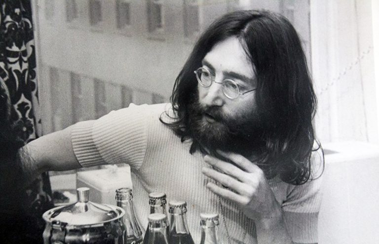 Video: John Lennon talks peace and love during 1969 Mississauga visit ...