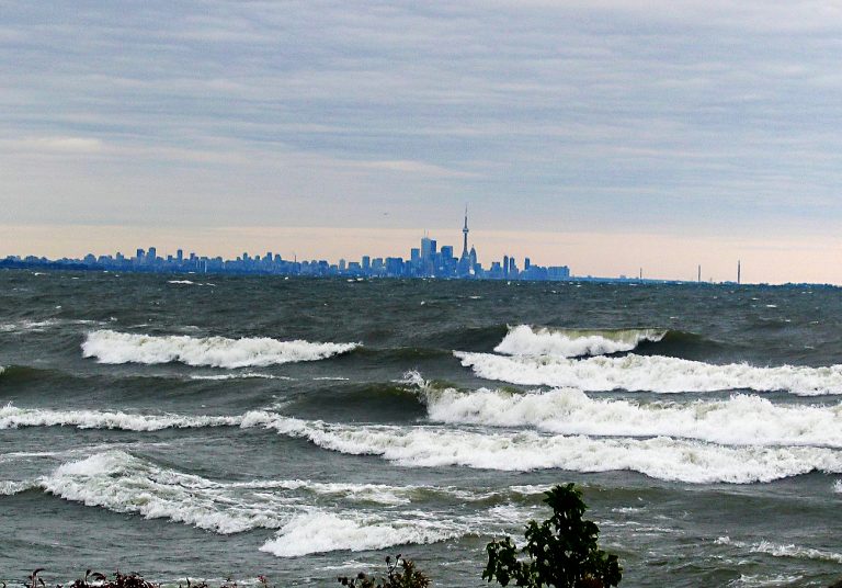 20-foot waves expected on Lake Ontario in Mississauga, Hamilton ...