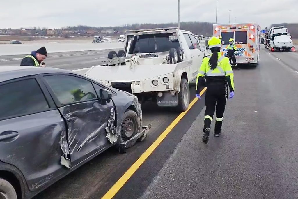 2 vehicle crash closes lane on Hwy. 401 in Mississauga | INsauga