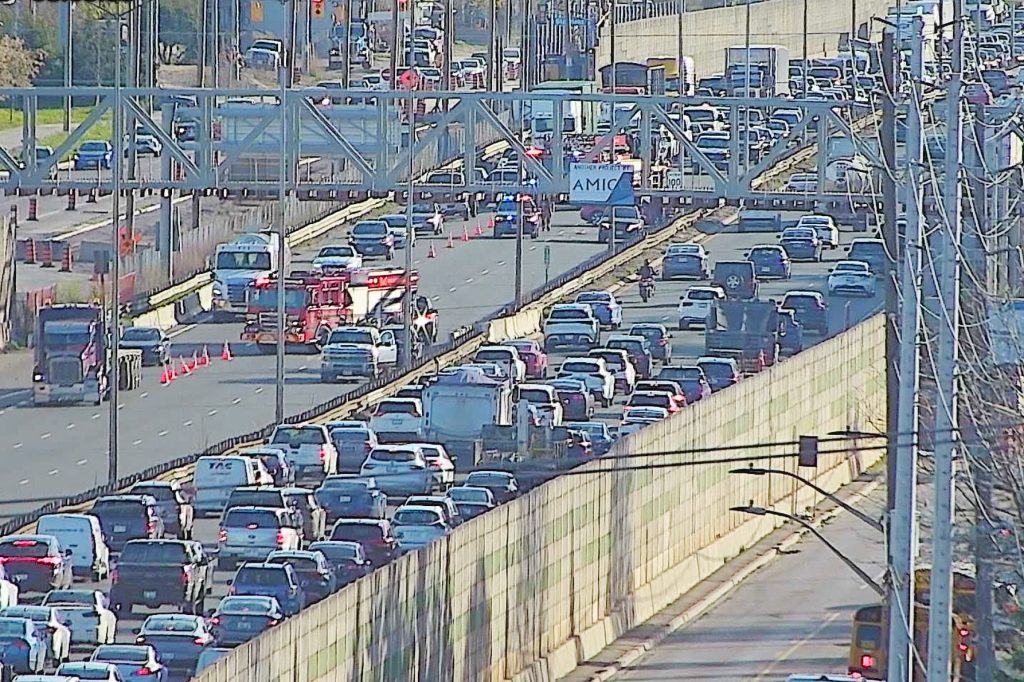 UPDATE: Crash closes lanes on the QEW in Mississauga | INsauga