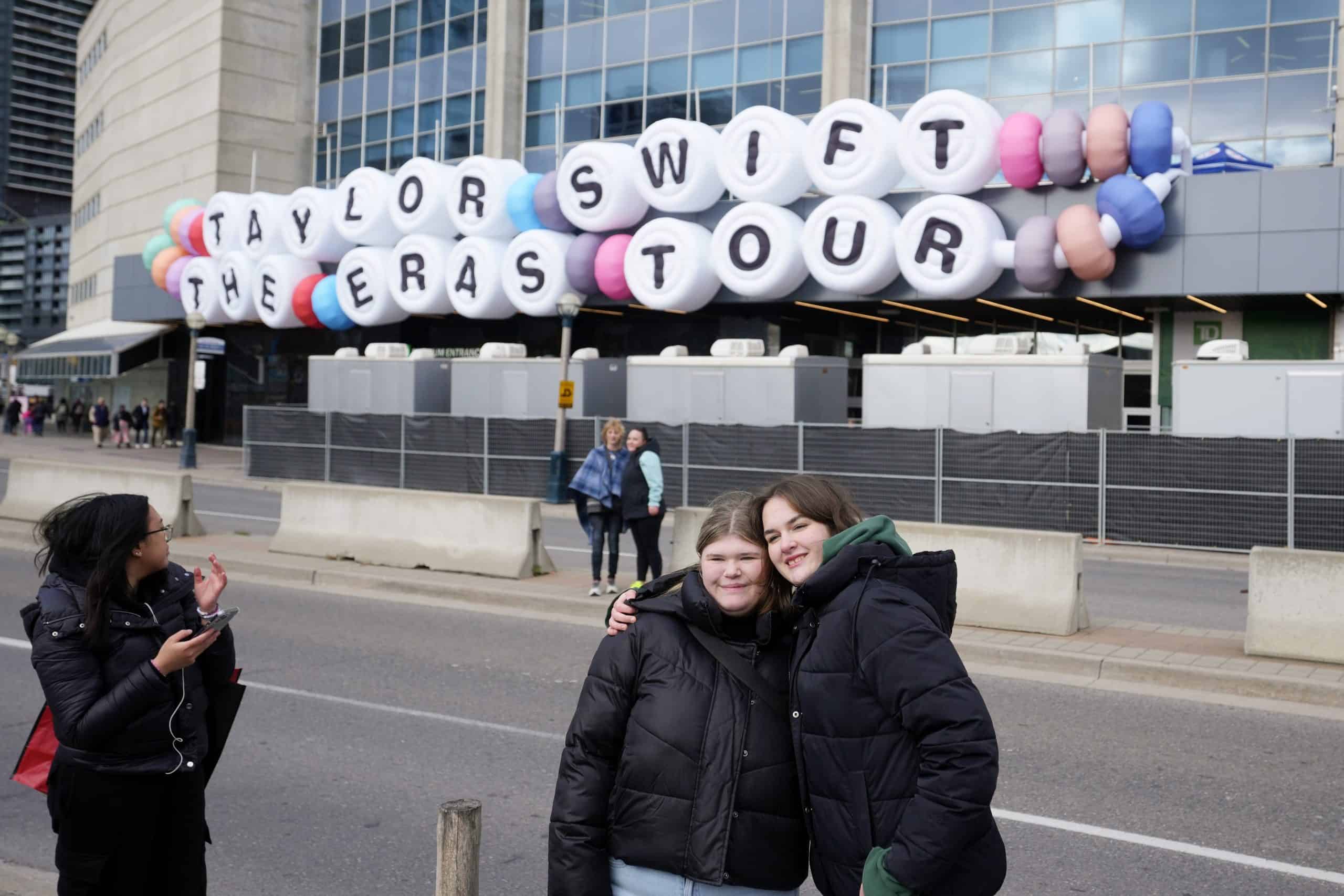 'A big family': Glitter-adorned Taylor Swift fans welcome Canadian leg ...