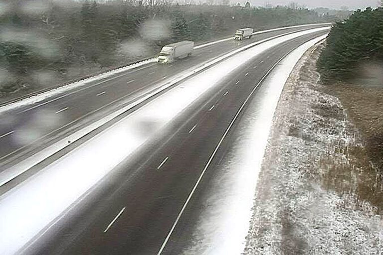 Crashes close parts of Highway 401 as snow falls in southern Ontario ...
