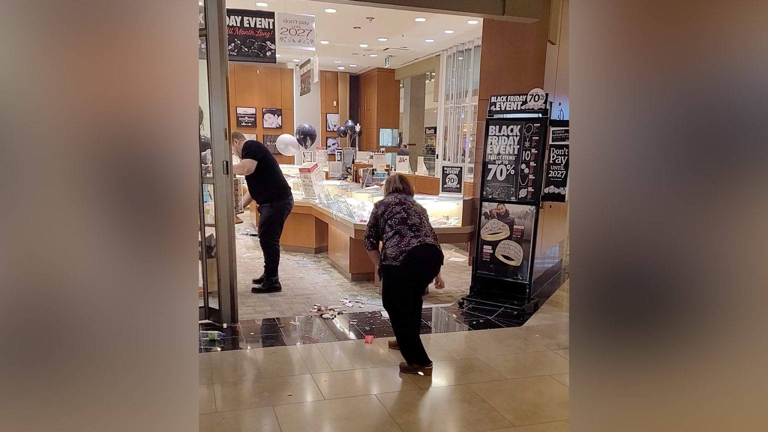 VIDEO: Jewelry store hit with another smash-and-grab robbery in a ...