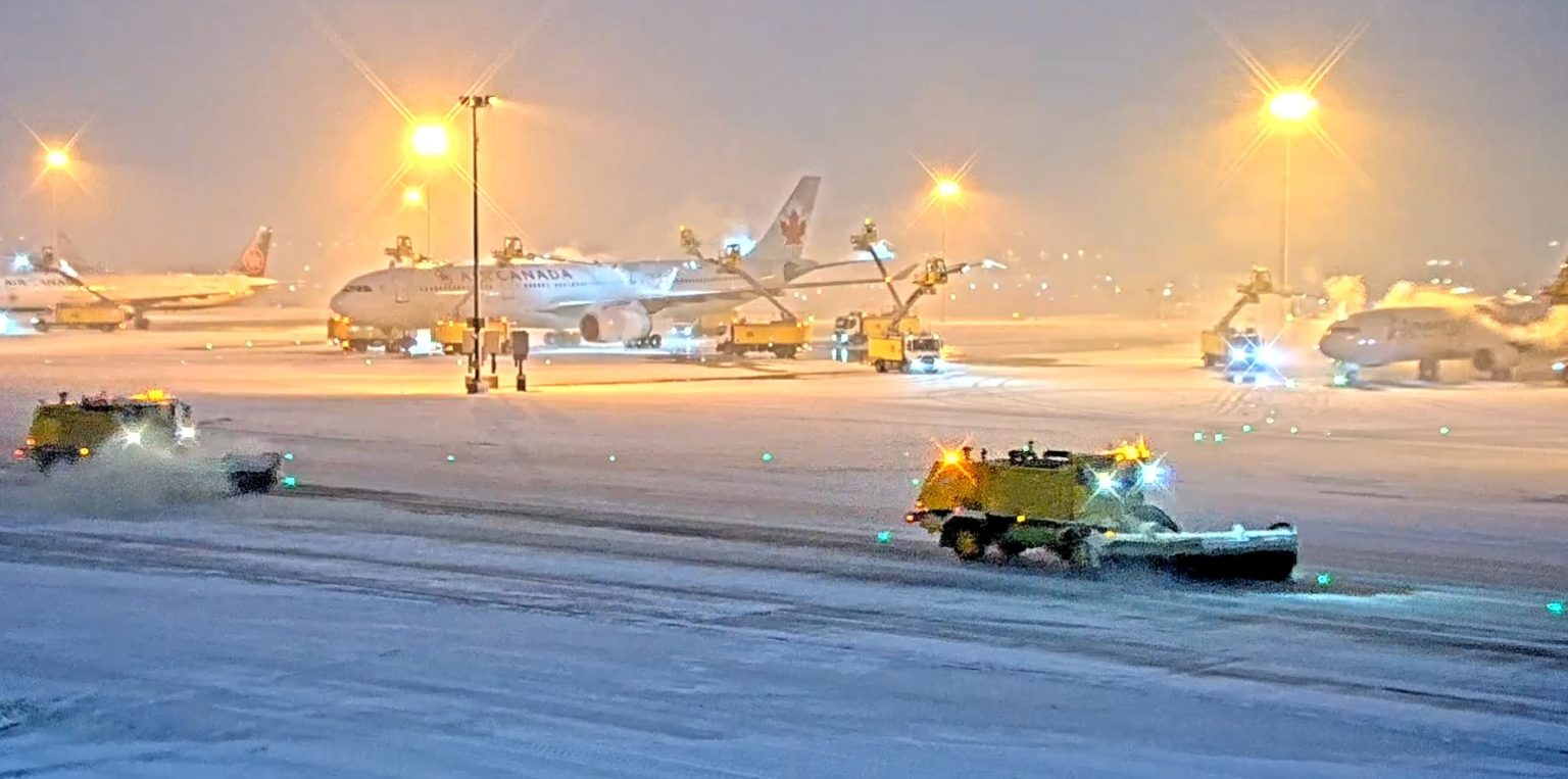 VIDEOS: See the snow being cleared at Toronto Pearson Airport in ...