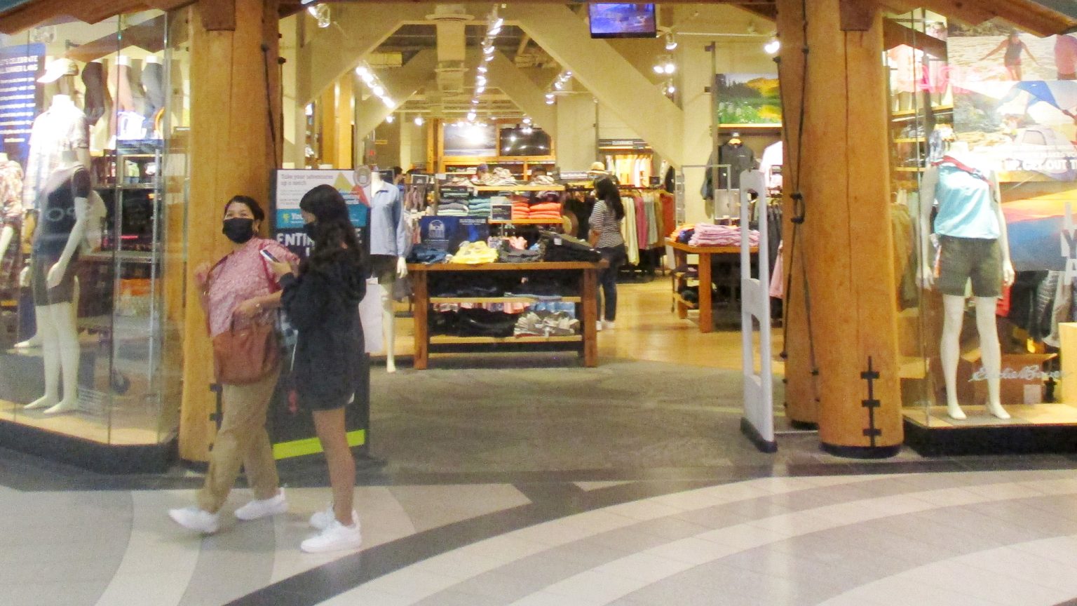 Major clothing store with locations in Canada files for bankruptcy in U ...