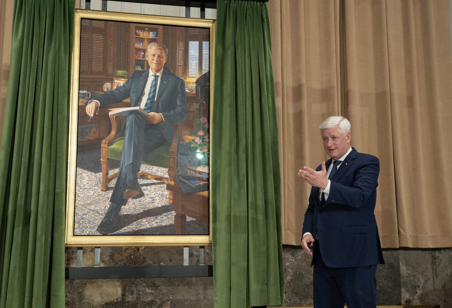 Harper calls for national unity, independence at portrait unveiling ...