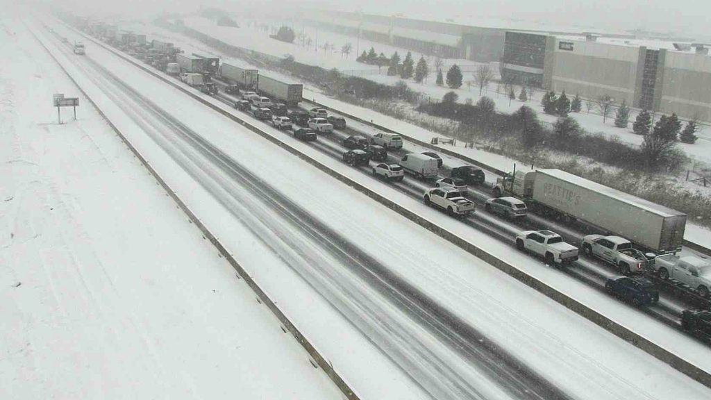 CLOSURE: Portion of Highway 401 closed due to crash as snow hits ...